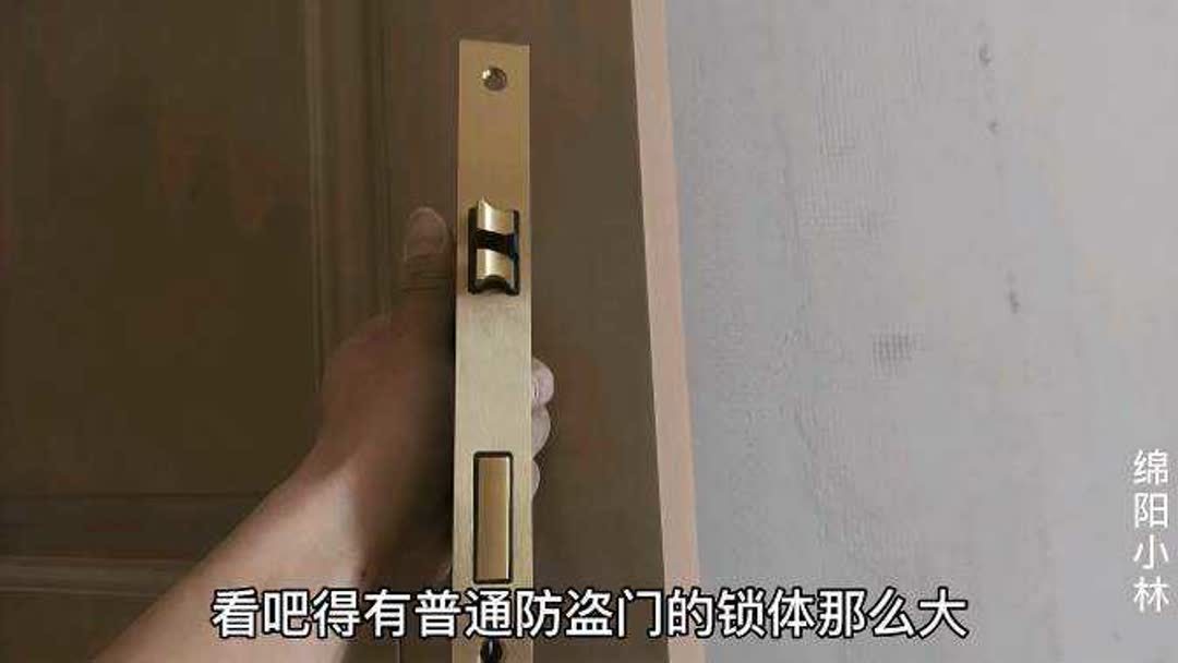 土豪心真大,网购几万的原木门,这木头就像泡沫,很少见