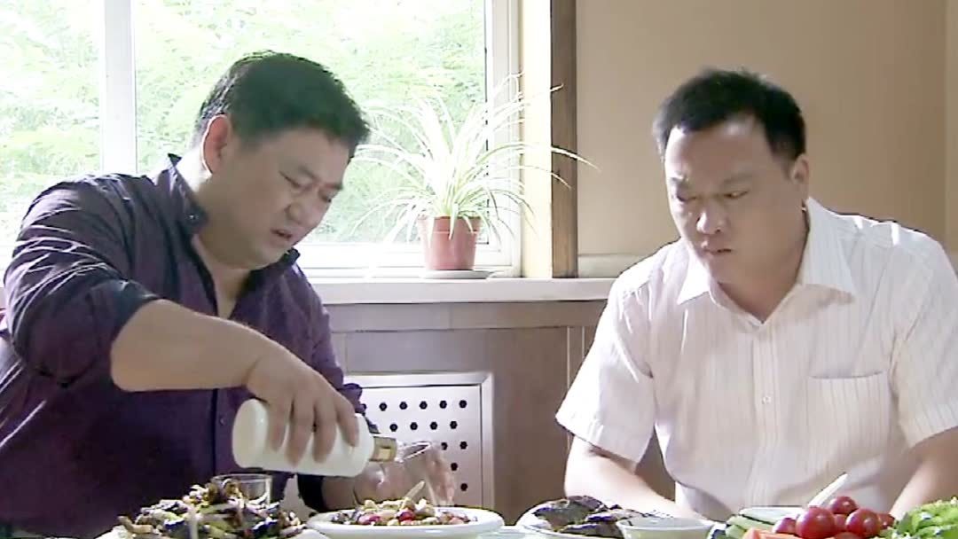 村主任早给县办公室主任准备了好菜好酒,办公室主任来了也不客气