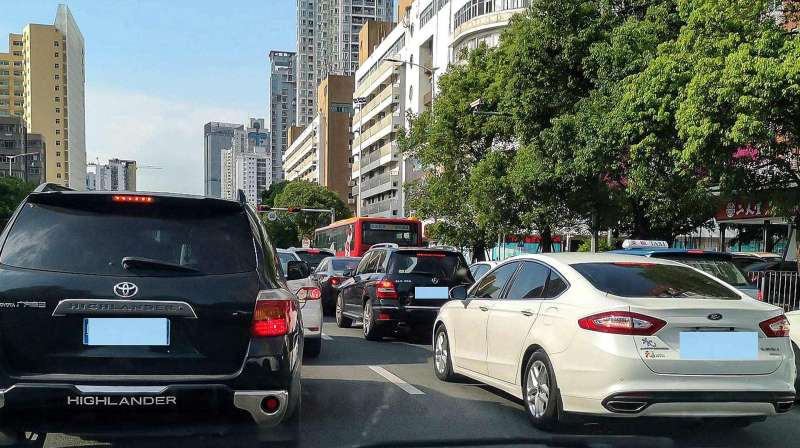 新手驾驶手动挡汽车,在走走停停拥堵路段,这样做简单又不会熄火