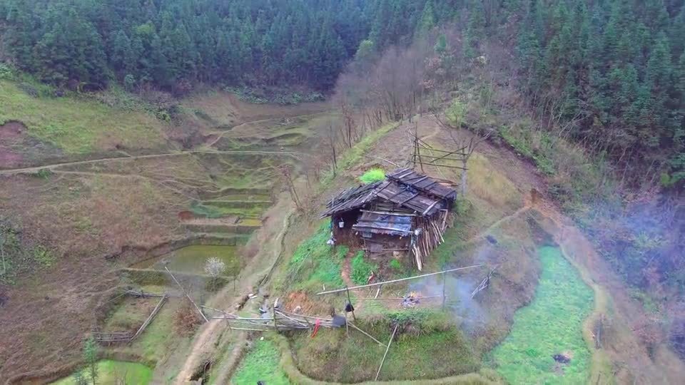 大山里发现一个破旧的房子,住着一位老人