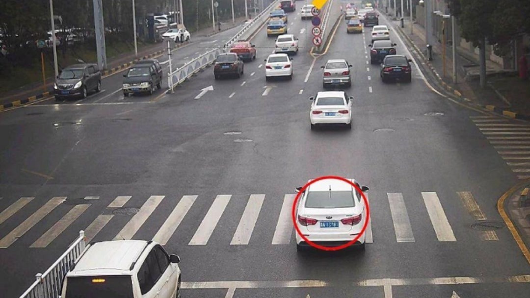 交警提醒:以下五种“闯红灯”行为不再扣分,车主不用担心扣分了