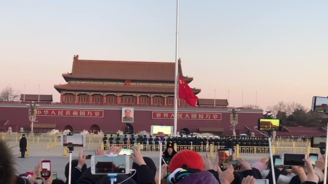 第一次看升旗仪式,当国歌响起那一刻,内心激情彭拜