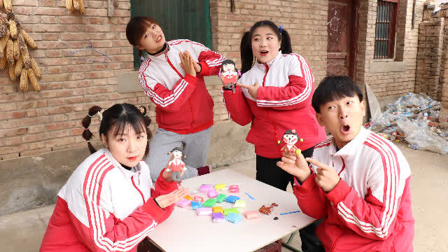 小伙伴们用橡皮泥捏欢欢,没想胖丫竟然把欢欢做成纸片人