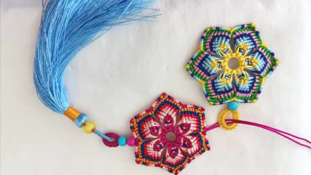 编绳花瓣组合成曼陀罗挂件,玉线秒变漂亮的钥匙扣车挂挂饰