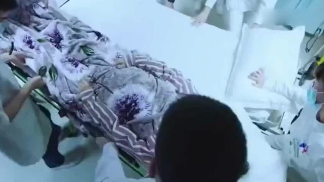 孕妇被送来急诊,年轻医生检查半天没查出来,主治医师一查就确诊