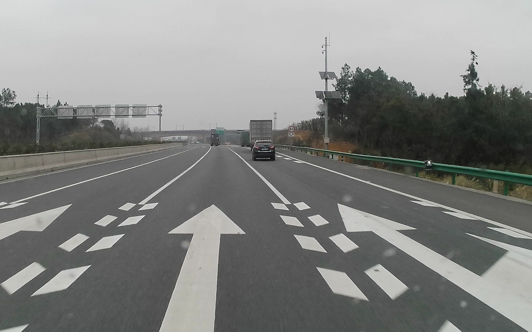 行车记录仪实拍高速公路三条车道分别限速多少