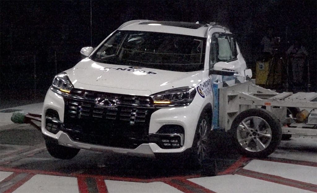 看看瑞虎8被时速50公里1.4吨移动车侧面碰撞后会发生什么?