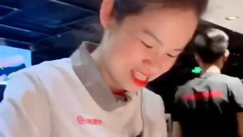 海底捞的成功绝非偶然,这样的服务态度有几个餐厅能做到,西瓜可以...