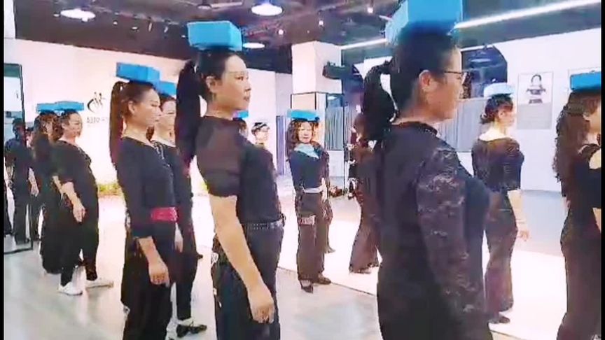 #行走艺术#旗袍秀 #怀化市时装模特协会,在基础训练课中