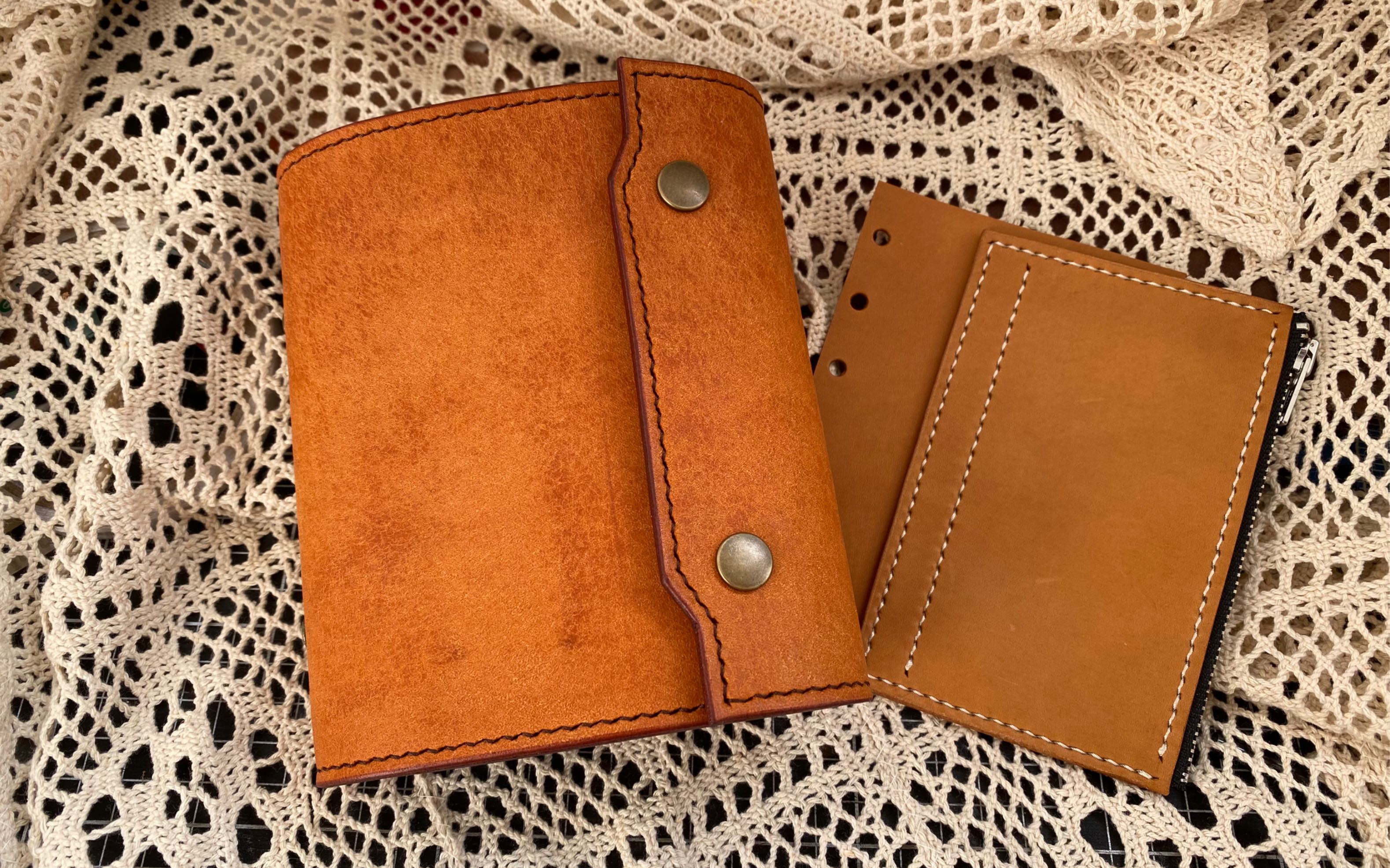 ...三折款A7随身活页本|意大利PUEBLO磨砂皮|干邑色|皮质分隔页|拉链袋