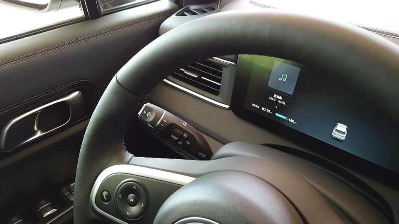 这款车的雨刷拨杆哪里去了?