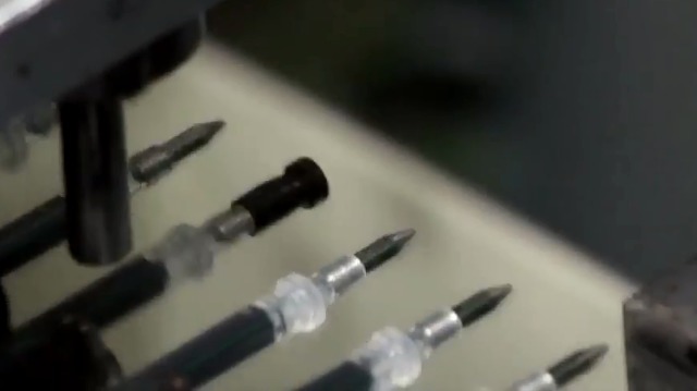 圆珠笔是如何制作的?看了制作过程才知道为何这么廉价了