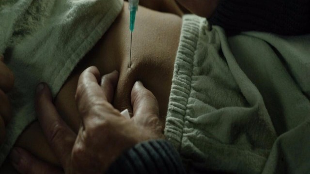 女孩被养父关在地牢20多年, 每天在肚皮注射毒针, 最终变成怪物