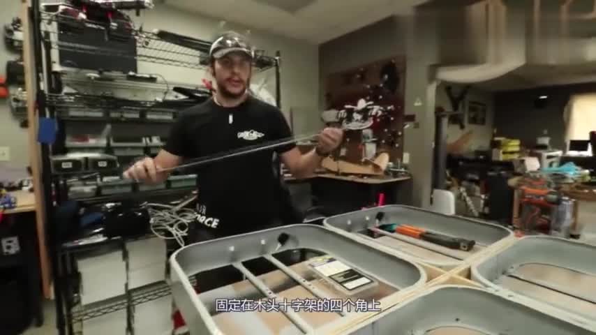 技术宅脑洞大开,把风扇扇叶换成螺旋桨叶片,装上控制器变无人机