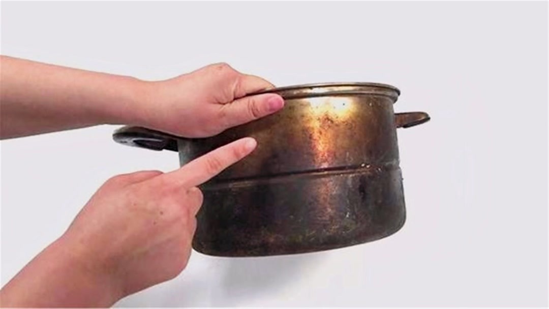 不锈钢锅发黄不用愁，只需用纸巾敷一敷，黄垢污渍立马去除，学学