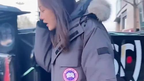 小姐姐主动找快递员发邮件,没想到小伙子还不太情愿