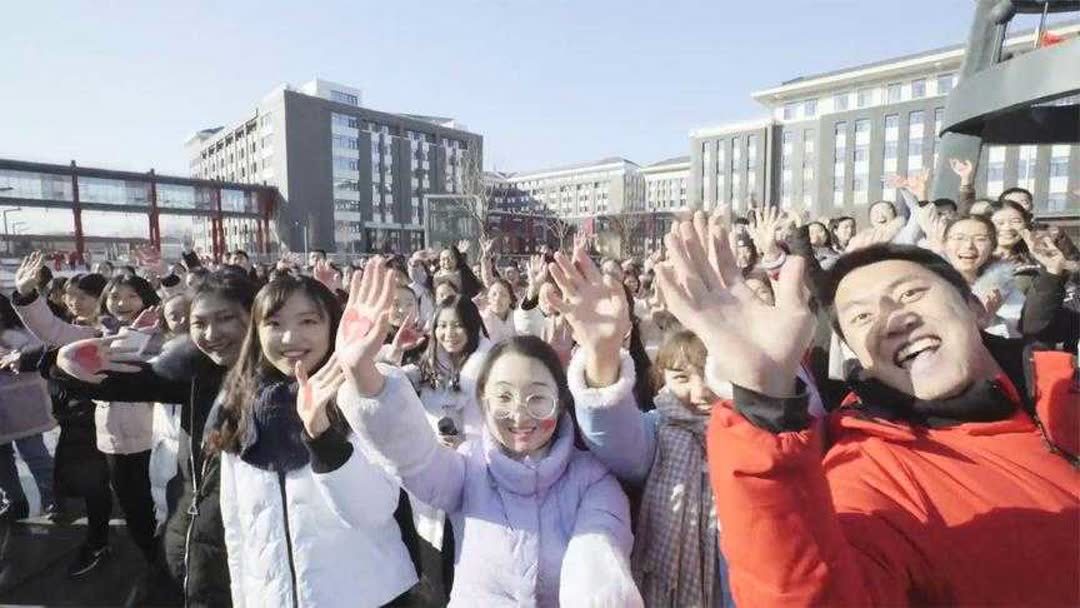 寒假离校前,大学校园突然唱响《我和我的祖国》温暖全场,感动