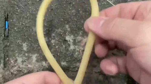 安装水管阀门有技巧,师傅用橡皮筋辅助操作,不停水也能把阀门接上!