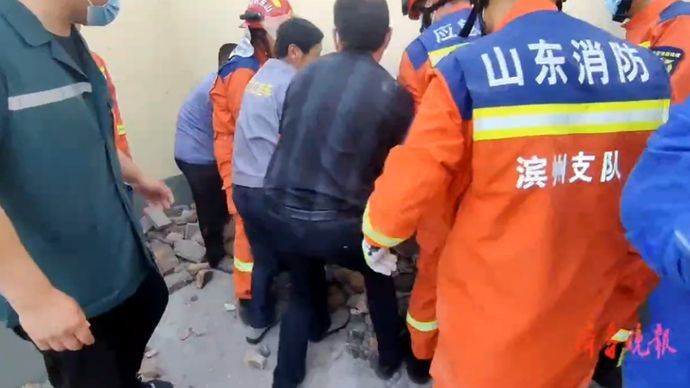 果然视频丨八旬老人被卡墙体间,消防拆墙救援