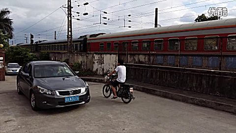 SS8型电力机车牵引K1295次列车晚点通过