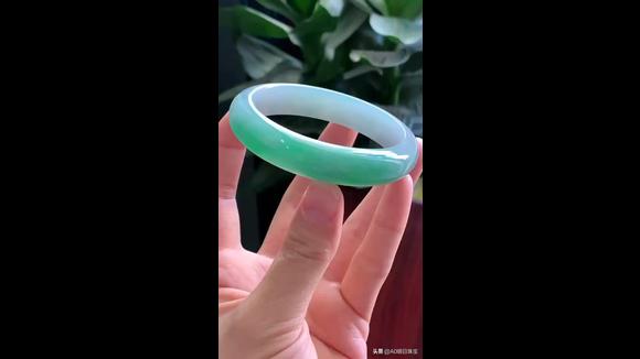 完美58圈口正圈厚装玉石冰种飘阳绿天然翡翠玉手镯子