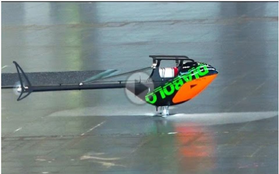 【航模】歪果小伙700级直升机室内精彩暴力3D表演!