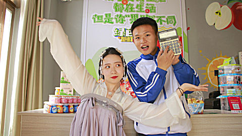 学生逛超市,用计算器给老板弹歌换零食,太有才了