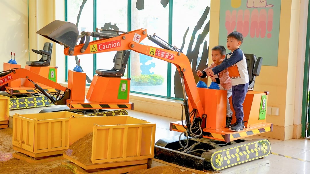 枫枫去史努比乐园开挖掘机,吃冰激凌