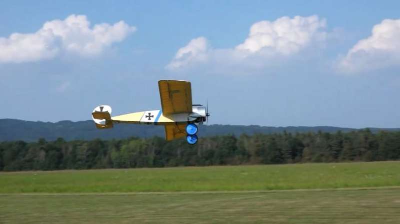 令人爱不释手的微缩模型:制作简单的单翼螺旋桨飞机