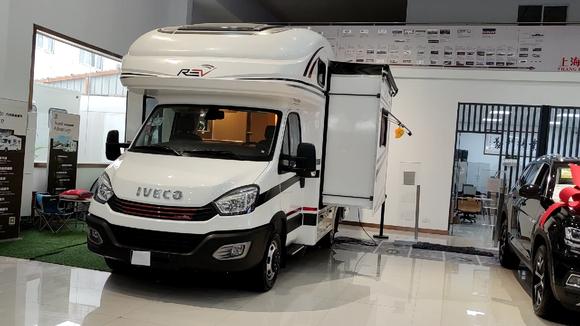 内部空间超大的双拓展依维柯房车,像家中的客厅,有家的既视感。