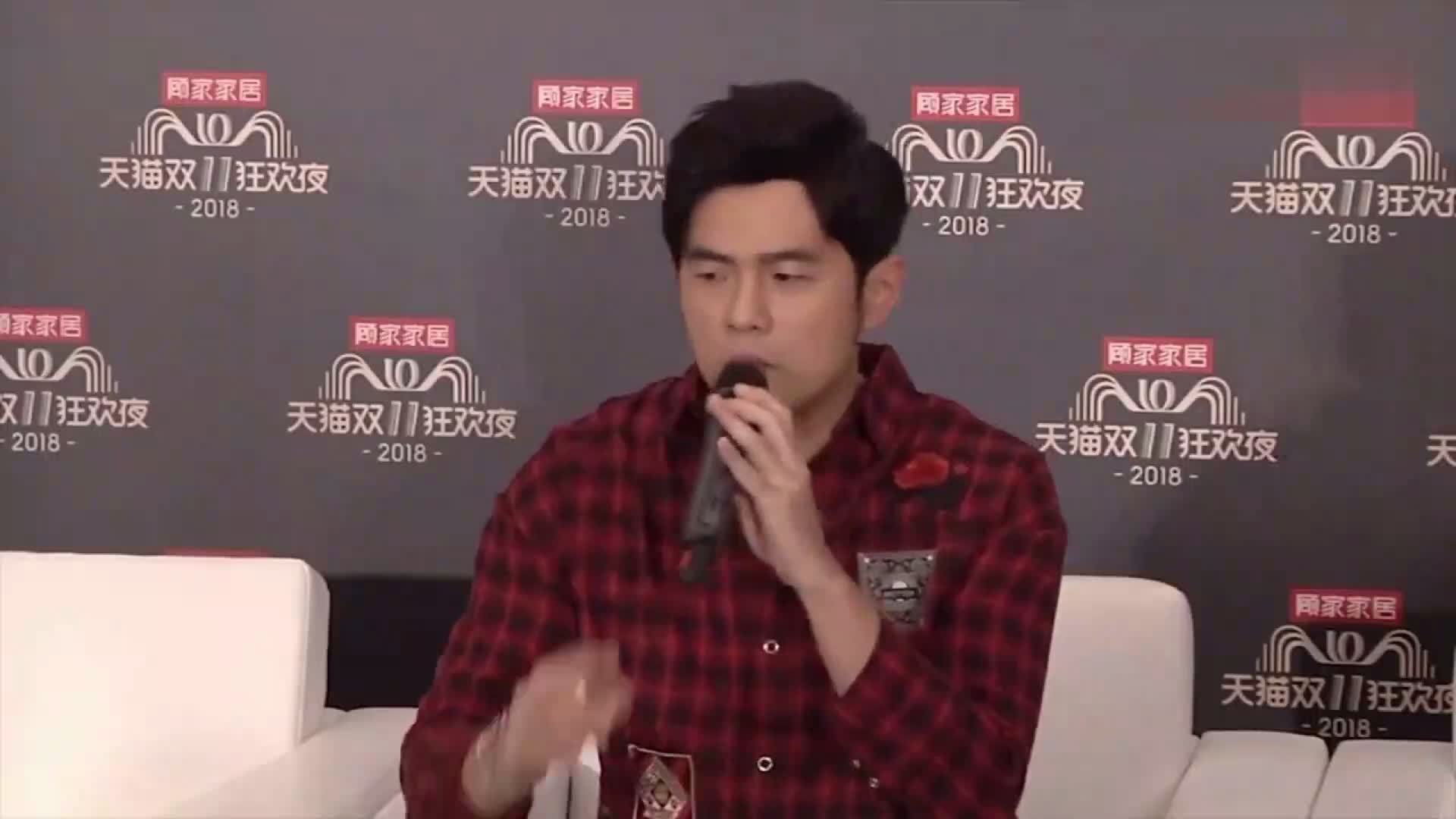 双J同框!周杰伦表情亮了,蔡依林身材比例惊艳,最尴尬的却是她