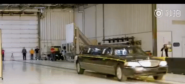 加长林肯的碰撞测试,车内没系安全带的惨了