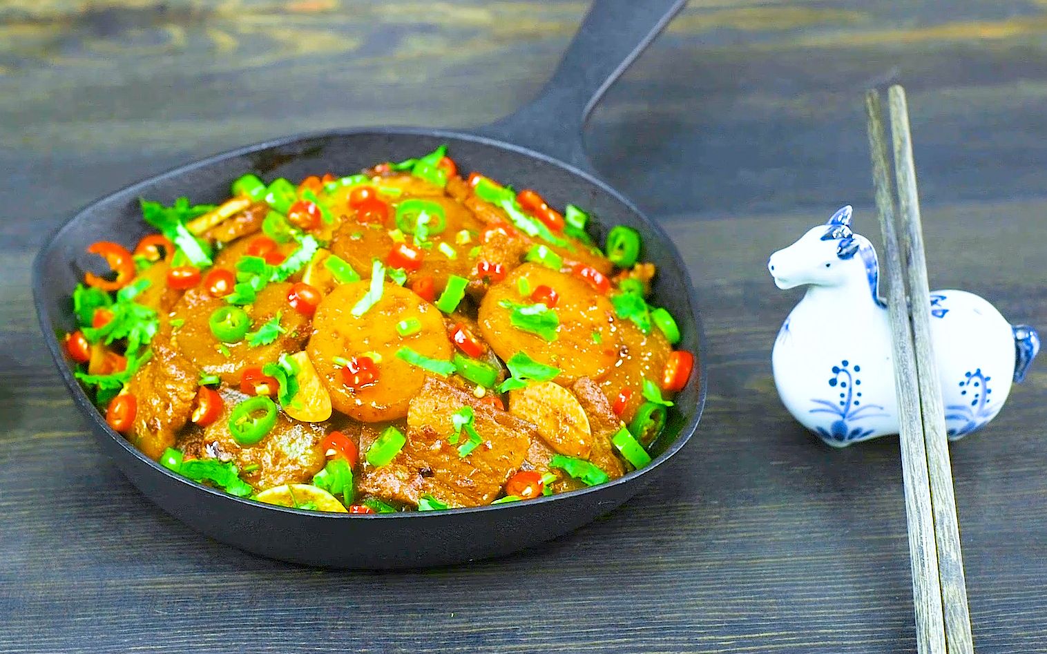 ...料理,媲美饭店招牌菜。美酒佳肴,猫咪作陪,醺醺然将醉未醉,快哉快哉