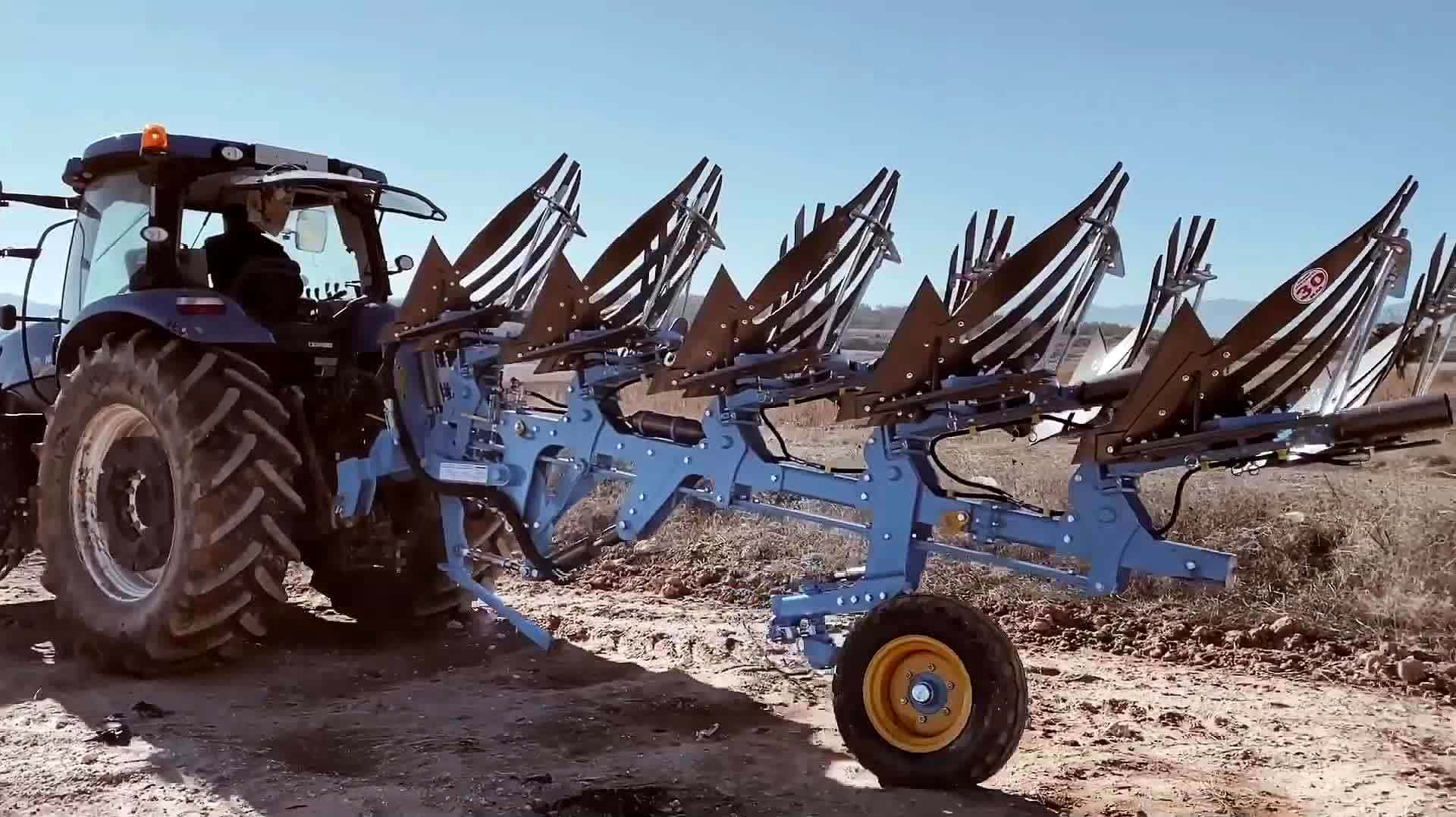 拖拉机携带的犁,里面装有液压器,看看效率如何吸引人