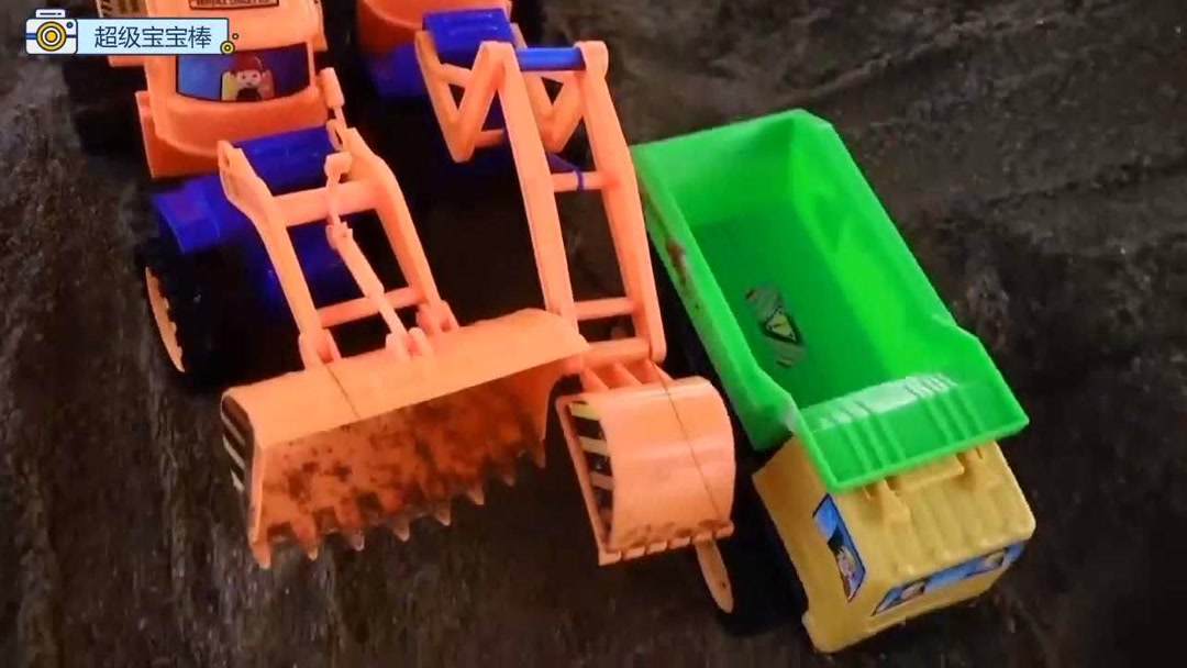 挖掘机挖土车沙地里挖土 挖掘机动画片