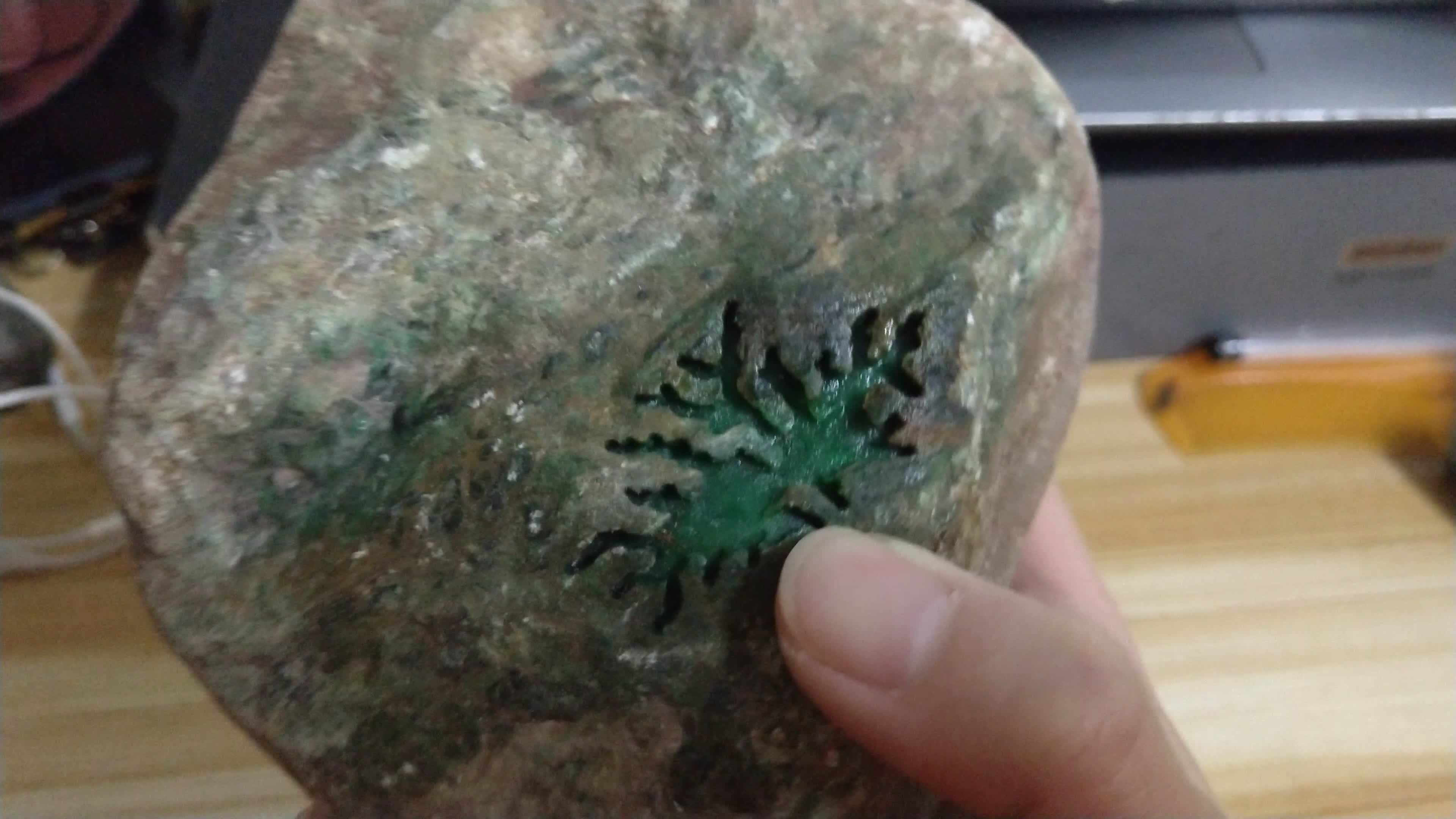 赌石现场:很多人都看走眼的木那杨梅皮翡翠原石,竟然还没垮