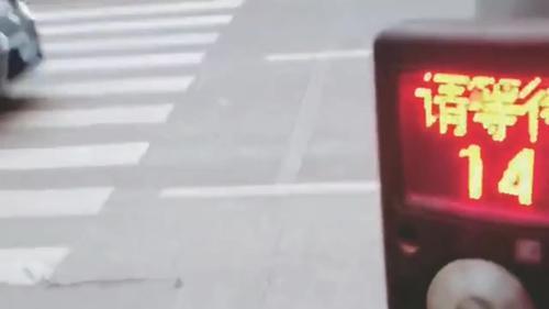 说出来你可能不信,这个小姐姐居然可以控制红绿灯,她究竟是怎么做到...