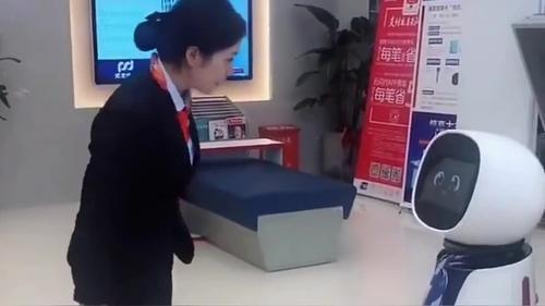 浦发银行里有一台不想加班的机器人, 这大概是程序员最后的倔强, 太...