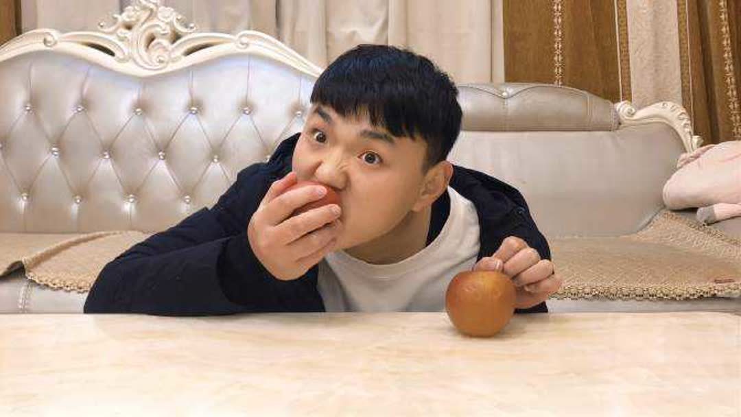 根据网上制作"冻梨"的方法来制作"冻苹果"味道就像冰沙!