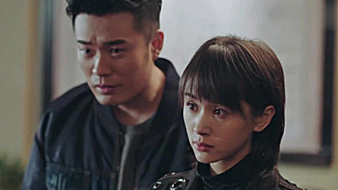 憨憨男一副无所谓的表情,把美女惹生气了