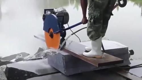 民间发明的石头切割机,切石头跟切豆腐一样