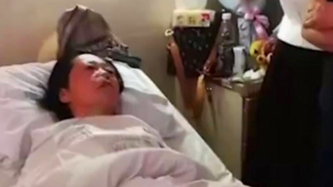 小学生谎称挨揍 家长暴打班主任:母亲拘留 父亲停职 校长免职