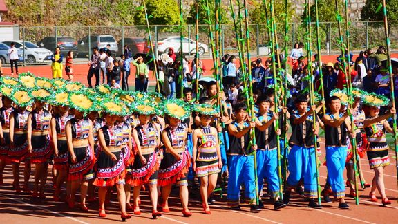 太有云南味了!独特的运动会开幕式表演,又充满青春活力