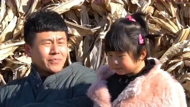 小姑娘被狗咬了,老爸说不让她穿这件衣服,是因为这衣服被咬的了