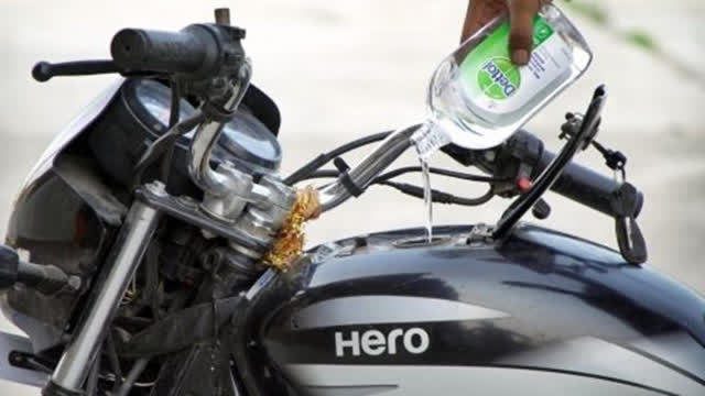 消毒液灌进摩托车油箱会怎样?一脚油门下去,彻底放飞自我!