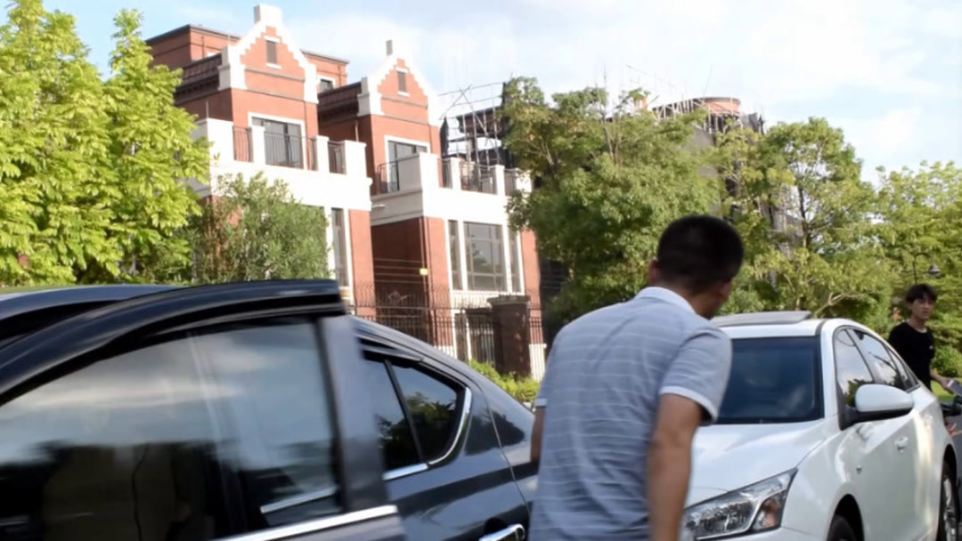 小伙倒车撞了车,直接赔了1000块钱路边农民工,结局太感人