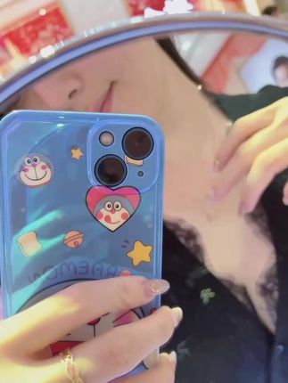 拿自己的工资去买新手机和好看的金饰新年礼物准备起来礼物黄金