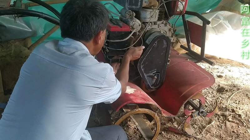 微耕机突然启动不了,阿富想到了电动三轮车,然后十分钟轻松解决