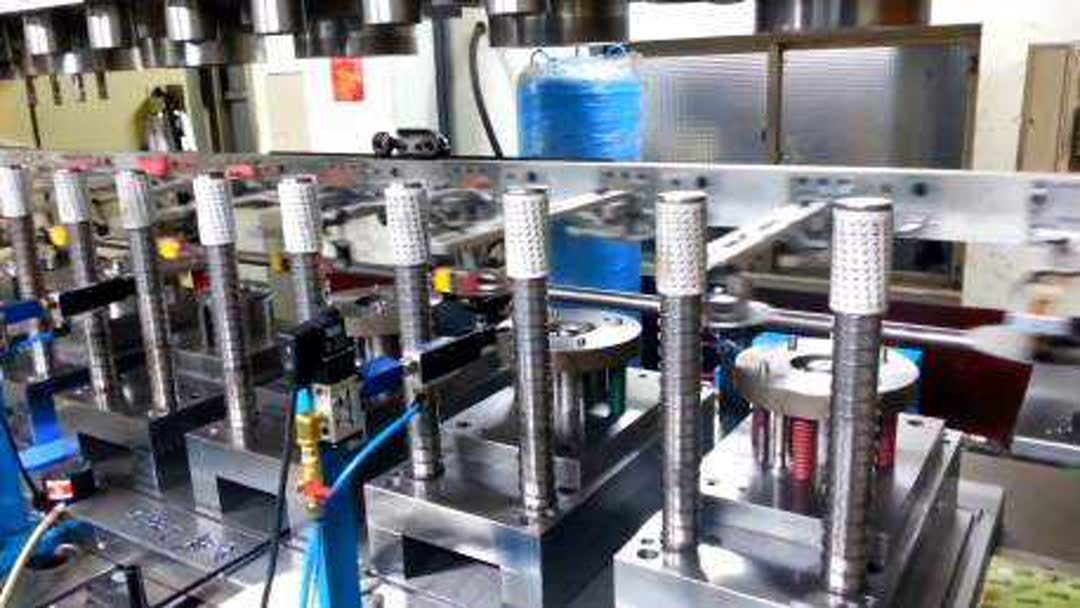 冲压模自动化技术难度有多高,机械手就有好几种,一般厂真不敢用