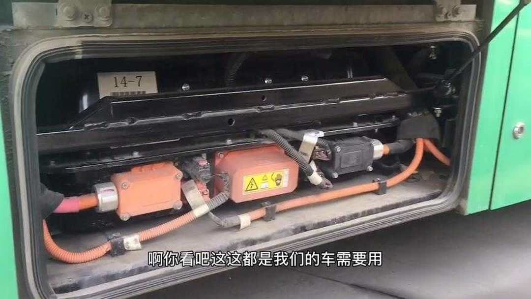 实拍宇通纯电动公交车的电池在车身的那个位置 今天为大家揭秘